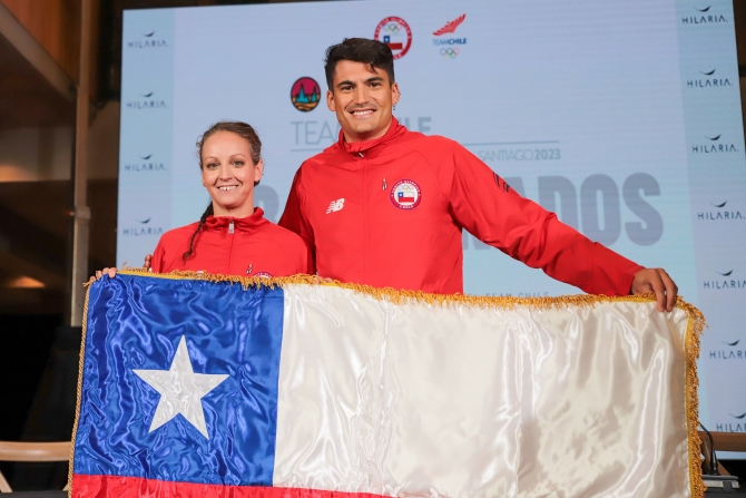 Esteban Grimalt y Kristel Köbrich, los portadores de la bandera chilena ...